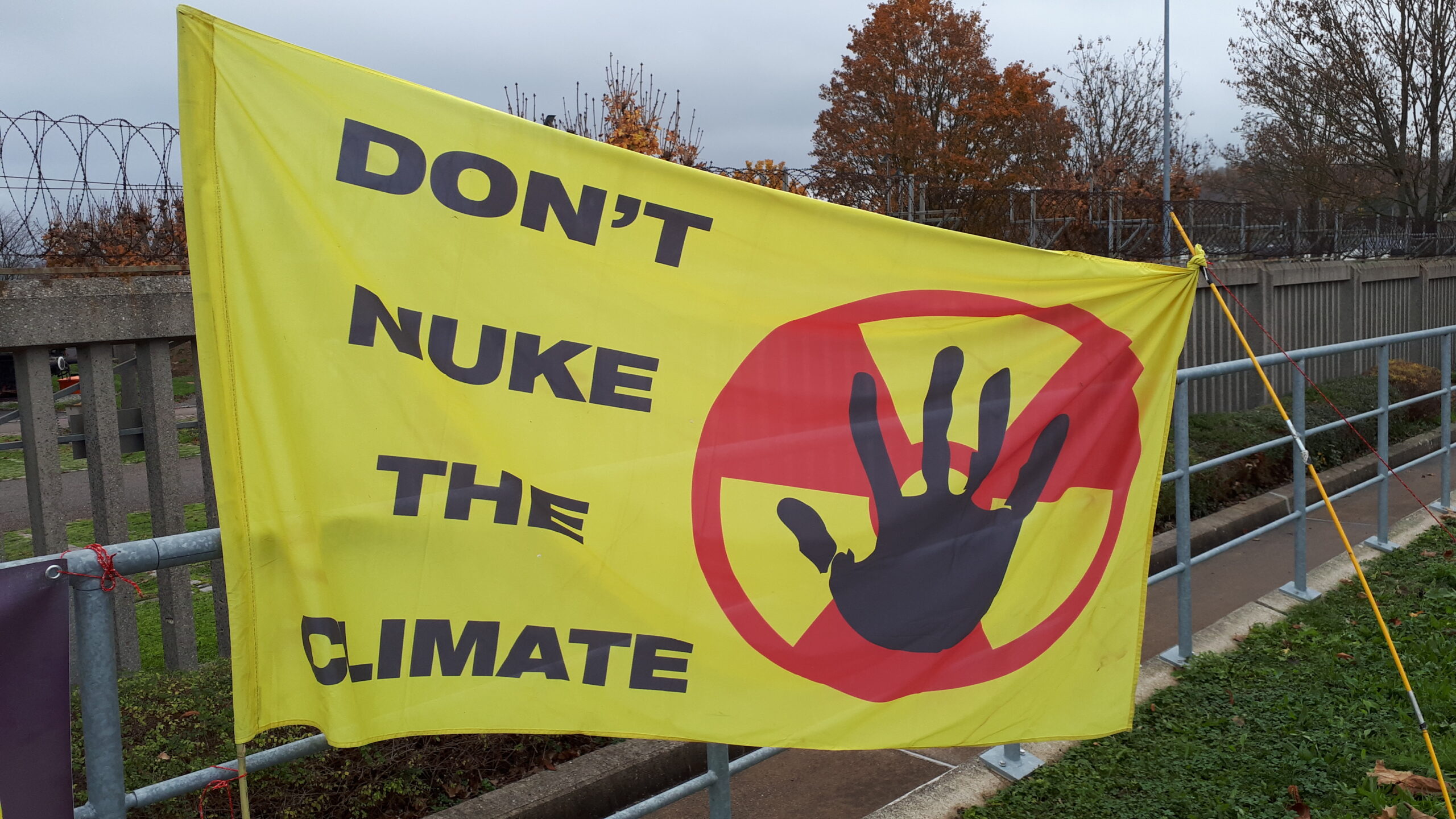 Protest vor dem JRC - Anti-Atom Initiative Karlsruhe